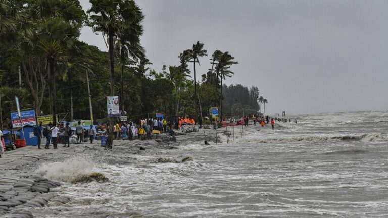 🌪️ Cyclone Remal Hits Bangladesh: Nearly a Million Flee for Safety ...
