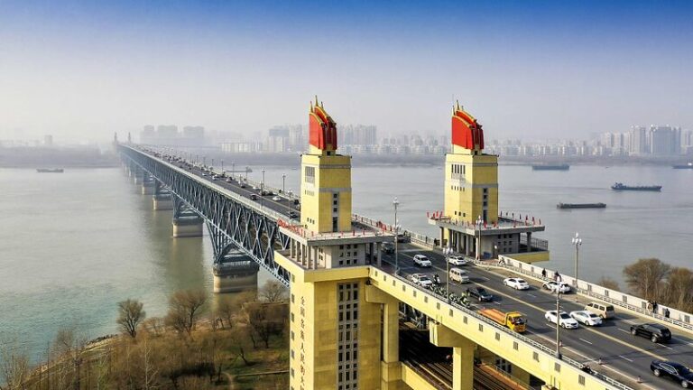 Discover Nanjing’s Legendary Yangtze Bridge Amid a Lush ‘Green’ Winter ...
