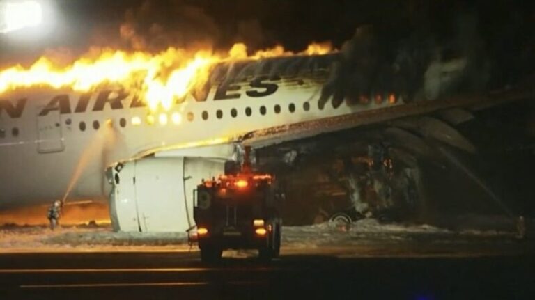 Fire Breaks Out on JAL Plane at Tokyo’s Haneda Airport 🚨 ️ - News for ...