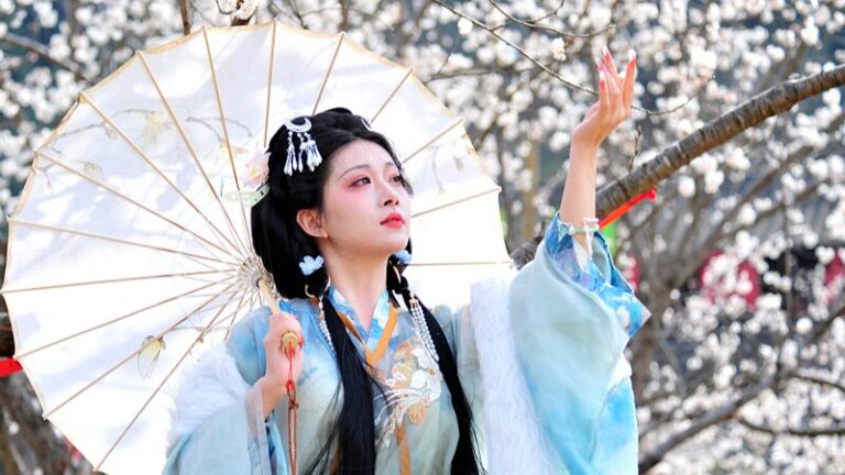 Hanfu Meets Cherry Blossoms: Yichang’s Enchanting Springtime Corridor ...