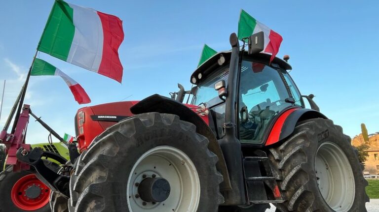 🚜 Italian Farmers Take to Rome Streets, Tractors Outside Colosseum ...